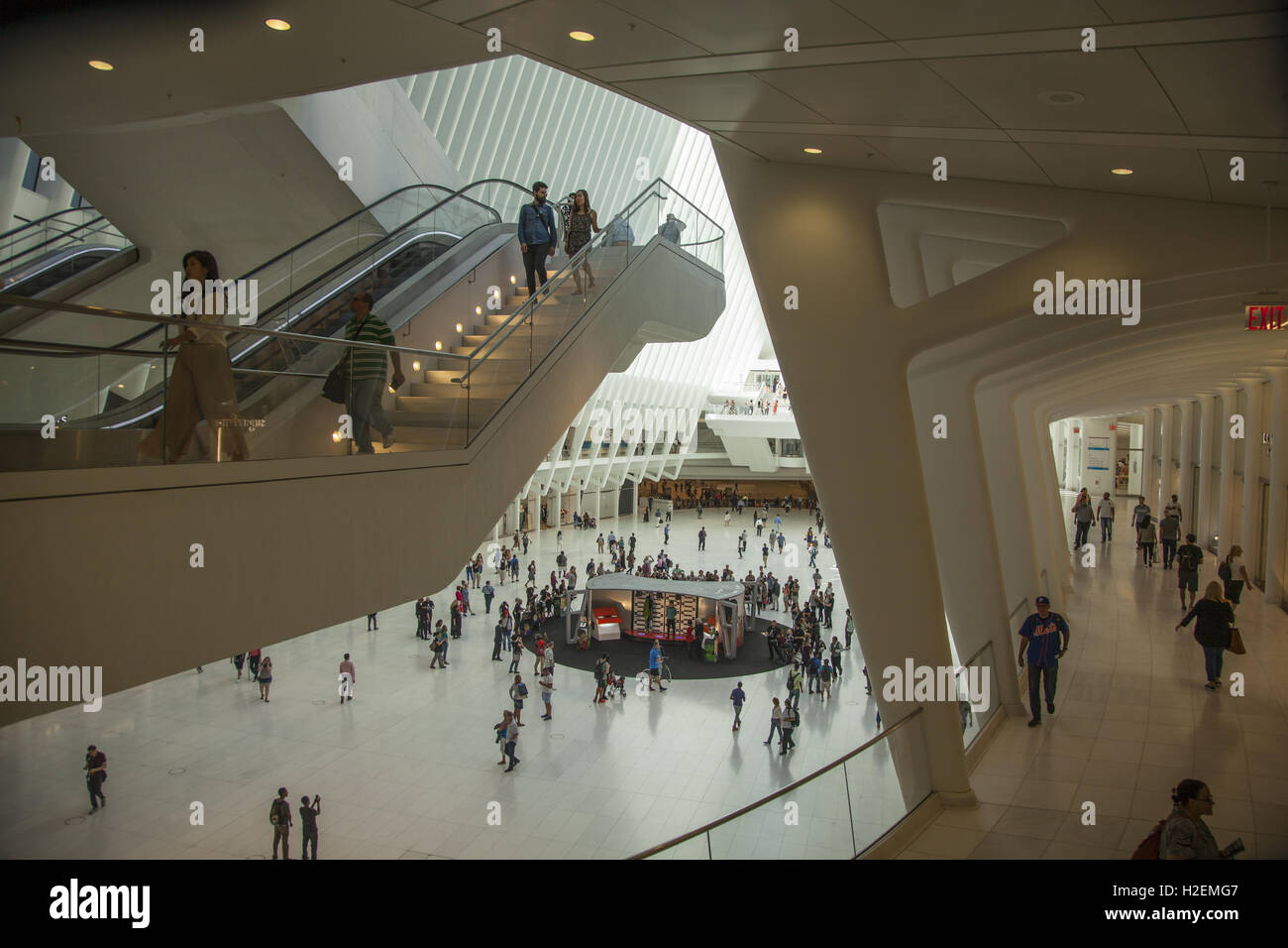 Interior of the Oculus Mall at the new World Trade Center in New York ...