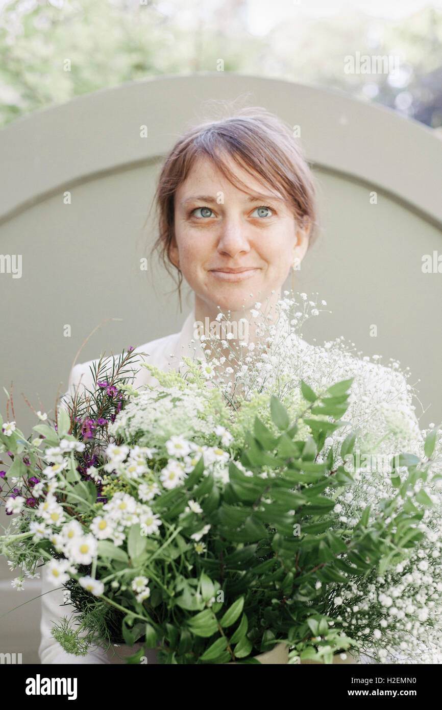White flowers bunch of flowers hi-res stock photography and images - Alamy