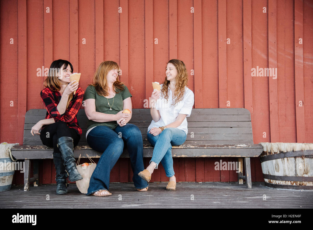 People sitting on bench eating hi-res stock photography and images - Alamy