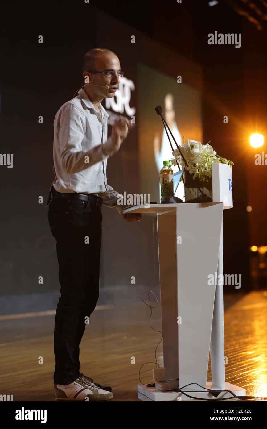 Yuval noah harari hi-res stock photography and images - Alamy