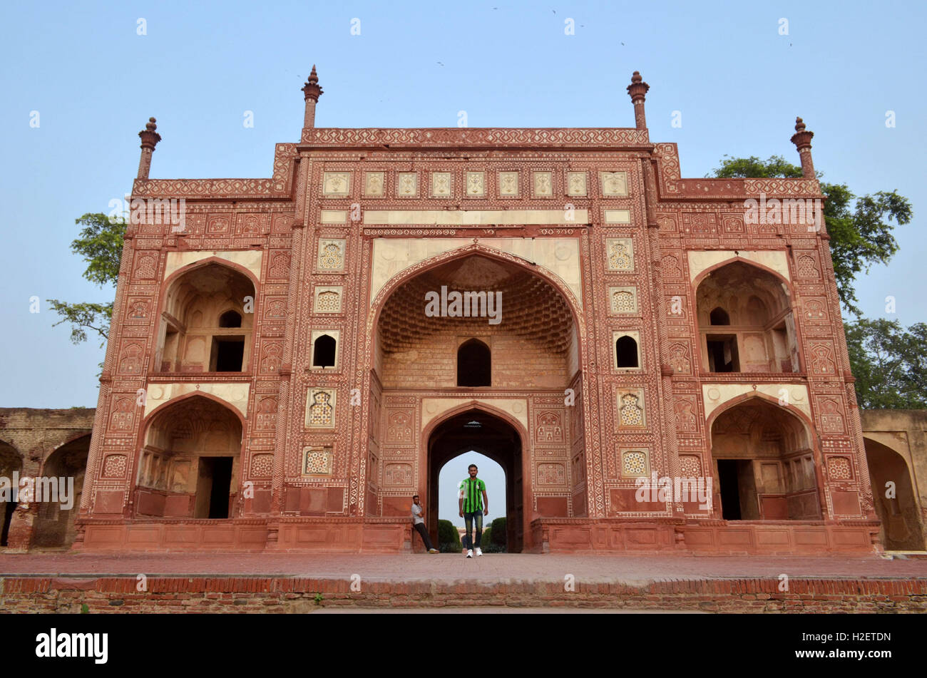 Lahore. 27th Sep, 2016. A tourist visits the tomb of Jehangir on World ...
