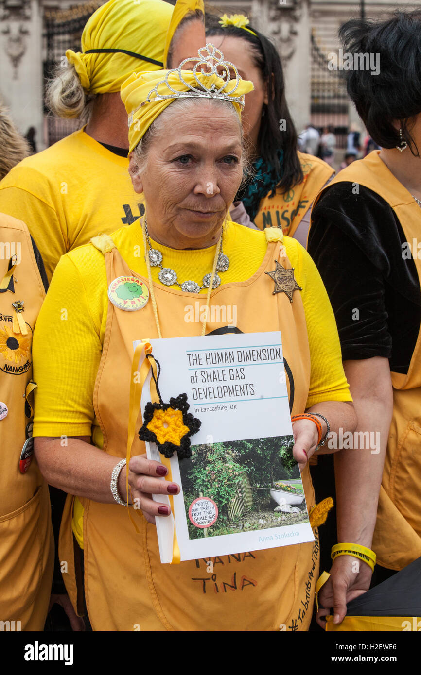 London queen tea party hi-res stock photography and images - Alamy