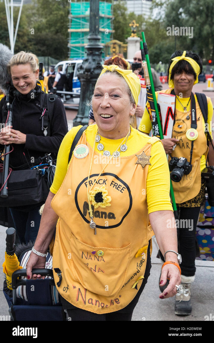 London queen tea party hi-res stock photography and images - Alamy