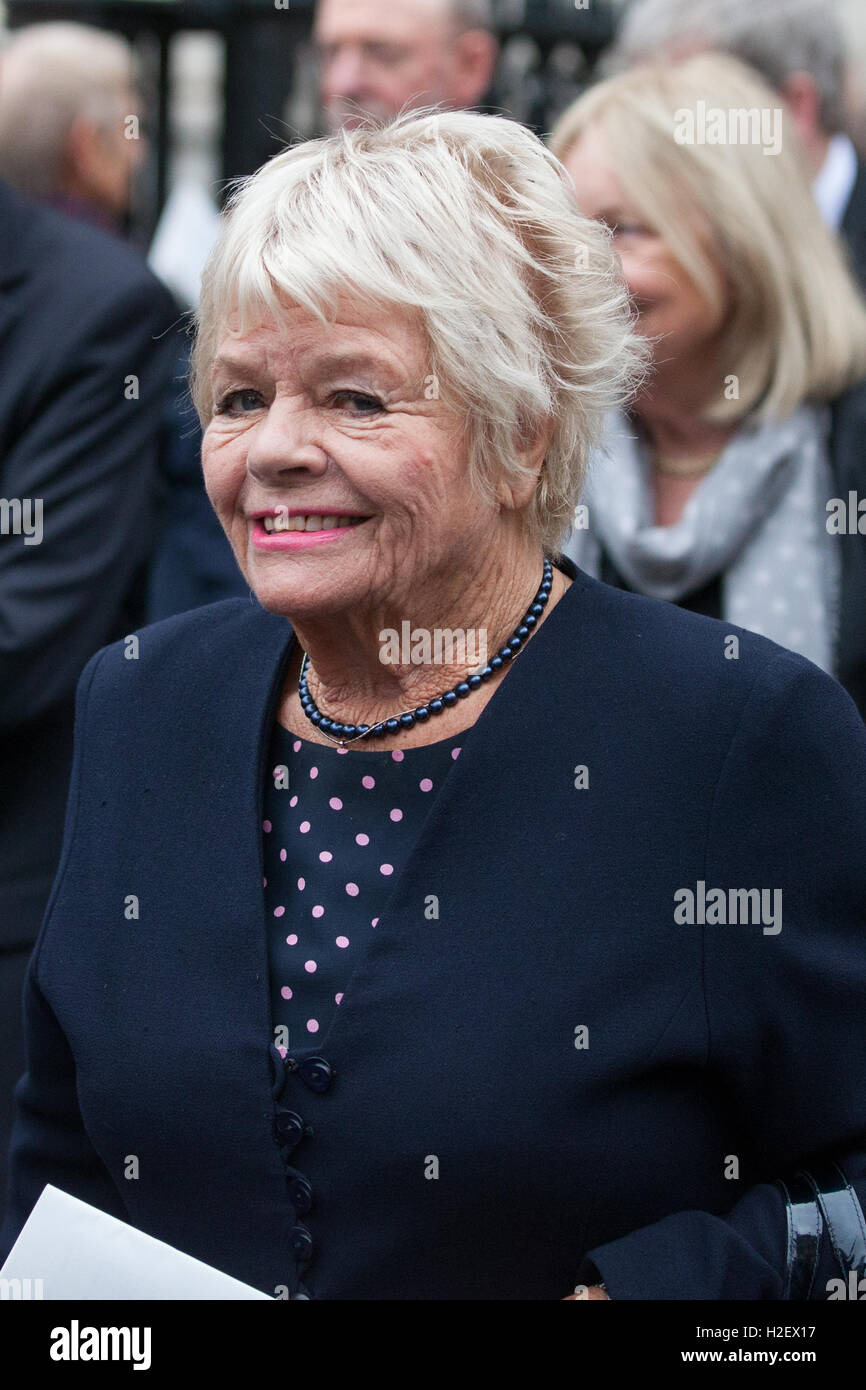 Judith chalmers hi-res stock photography and images - Alamy