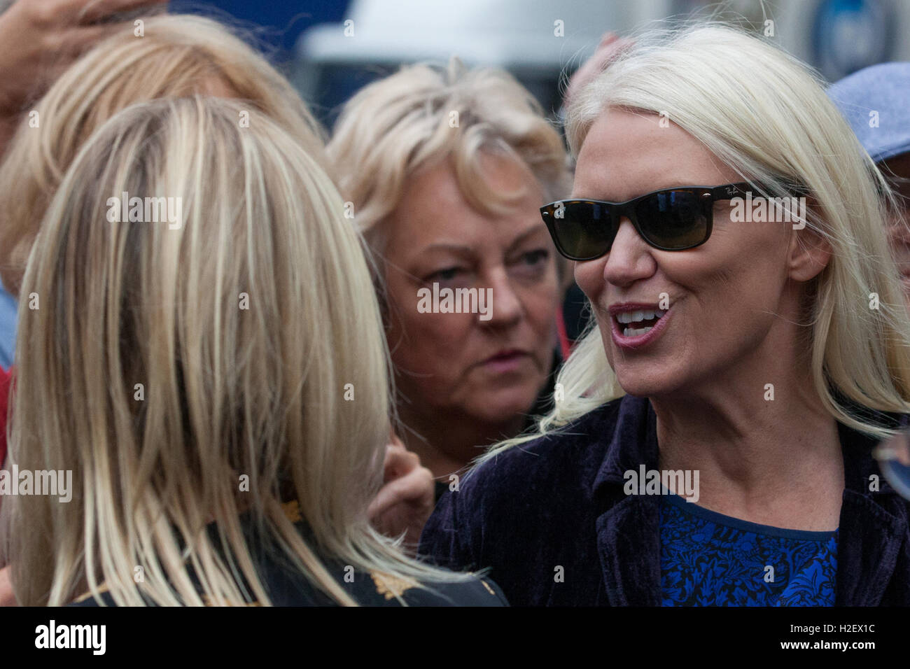 Anneka rice tv presenter hi-res stock photography and images - Alamy