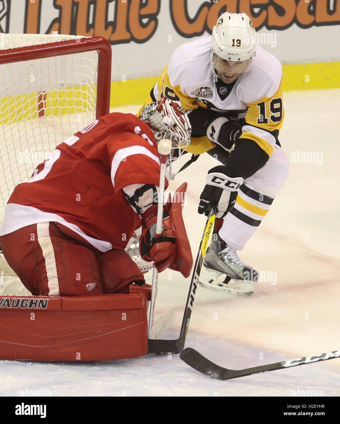 Michigan, USA. 27th Sep, 2016. Detroit Red Wings Jimmy Howard gives up ...