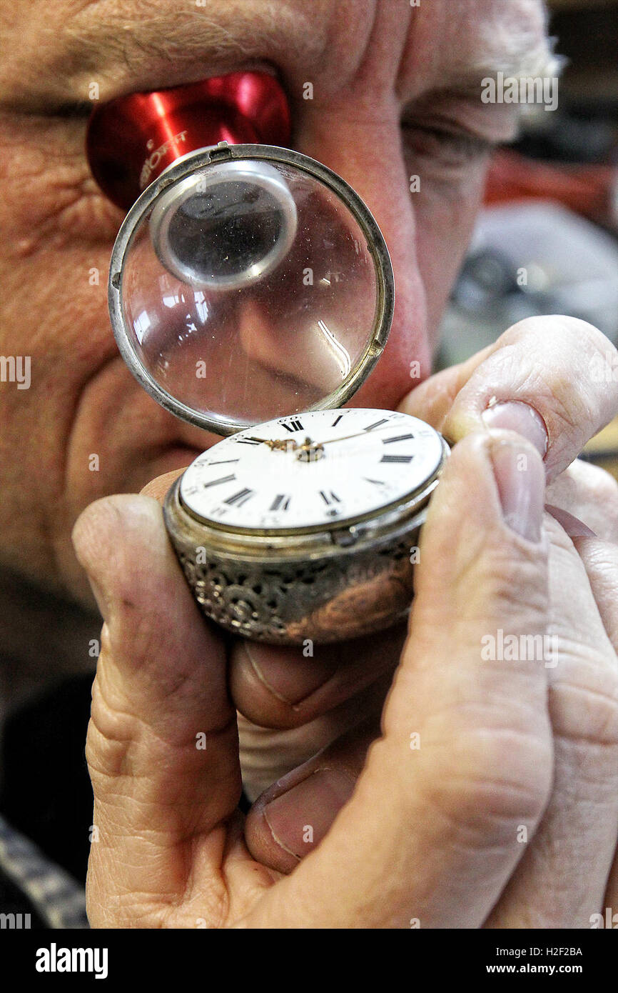 Changing clock alamy hi-res stock photography and images - Alamy