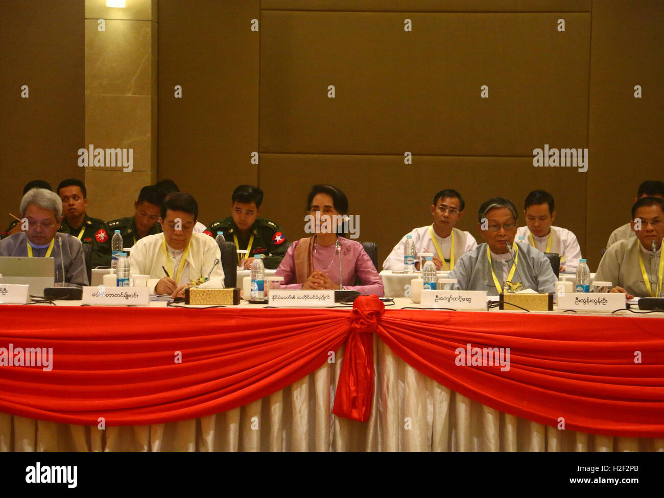 Nay Pyi Taw, Myanmar. 28th Oct, 2016. Myanmar State Counselor Aung San ...