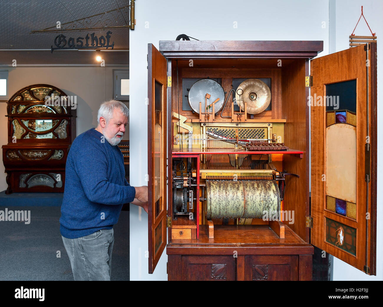 Thomas Jansen presenting a self-playing roller piano from 1900 in his ...