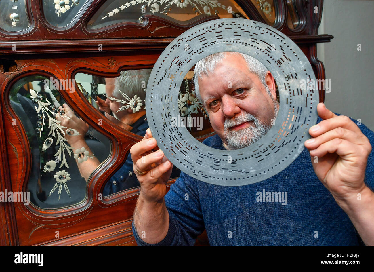 Thomas Jansen holding up a zinc plate of a self-playing musical ...