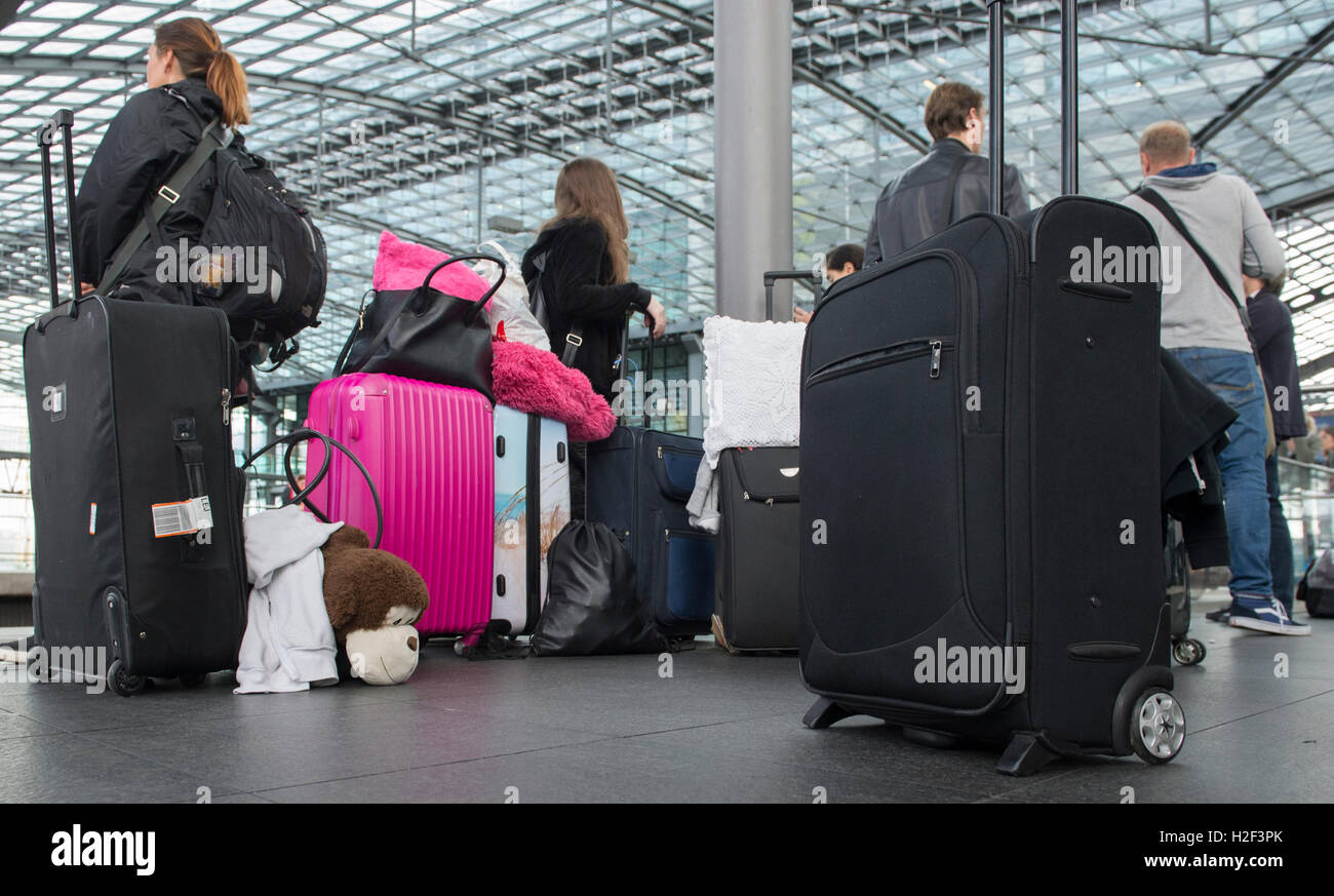 Berlin, Germany. 30th Sep, 2016. Travellers standing with their luggage ...