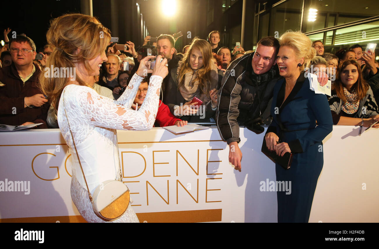 Leipzig, Germany. 28th Oct, 2016. Host Mareile Hoeppner taking a photo ...