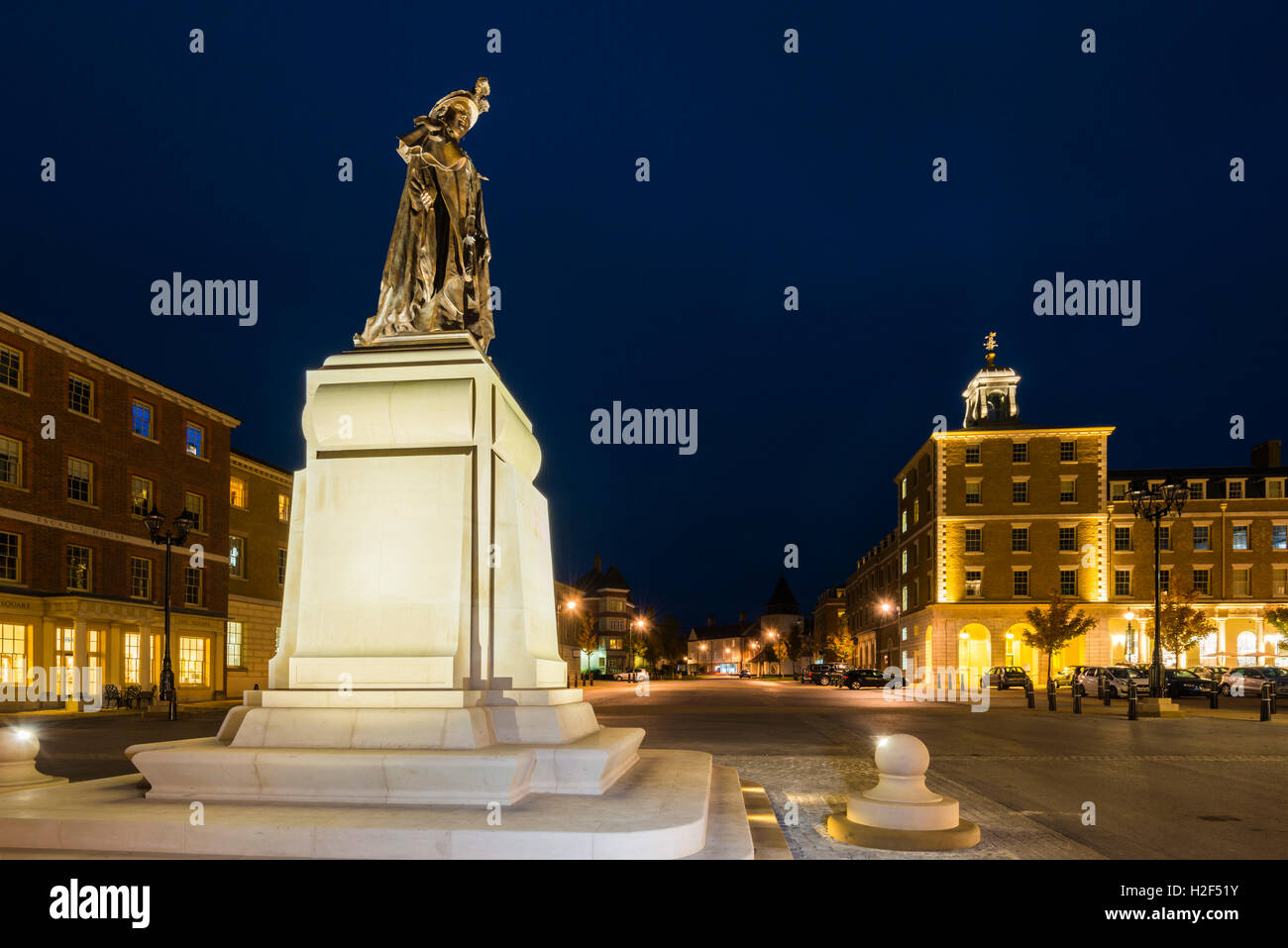 Queen elizabeth ii statue at night hi-res stock photography and images ...