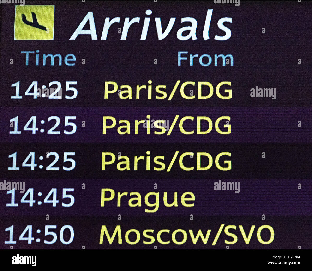 International arrivals sign board hi-res stock photography and images ...