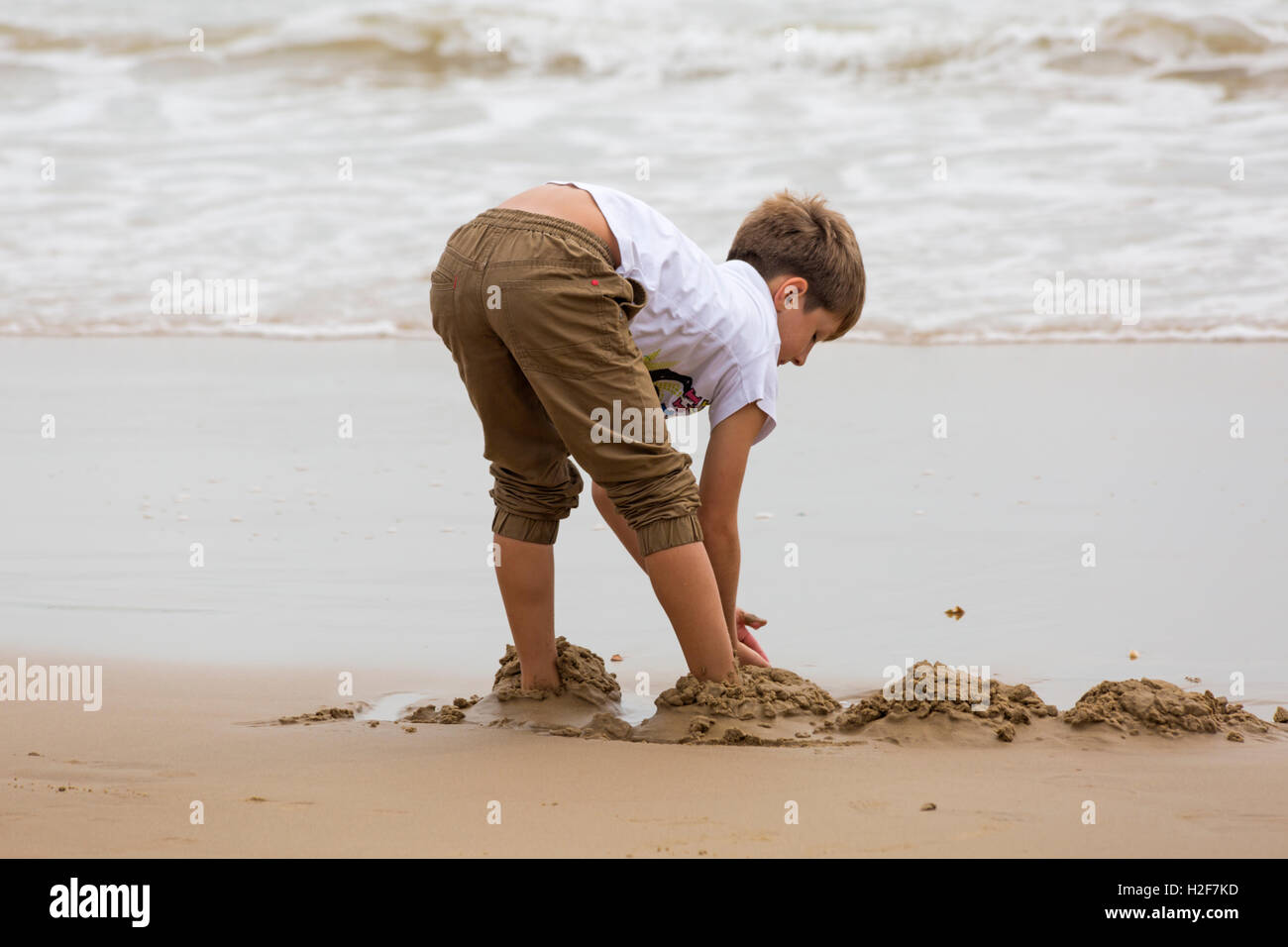 Children building sandcastles hi-res stock photography and images - Alamy