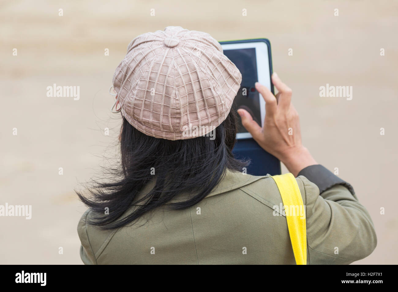 Person with ipad on beach hi-res stock photography and images - Alamy