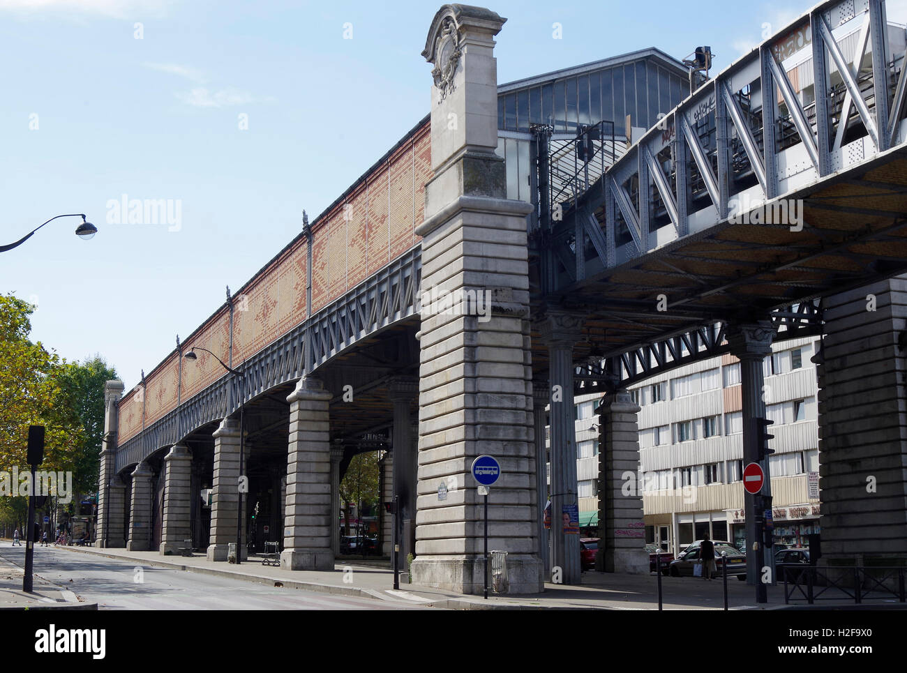 Paris elevated metro line hi-res stock photography and images - Alamy