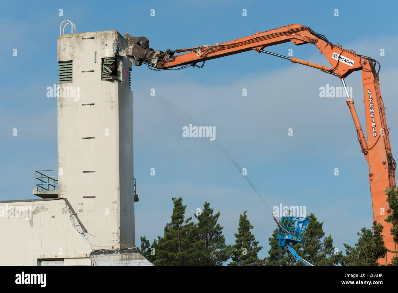 Hitachi Long-Reach Demolition Front, demolishing a concrete tower Stock ...