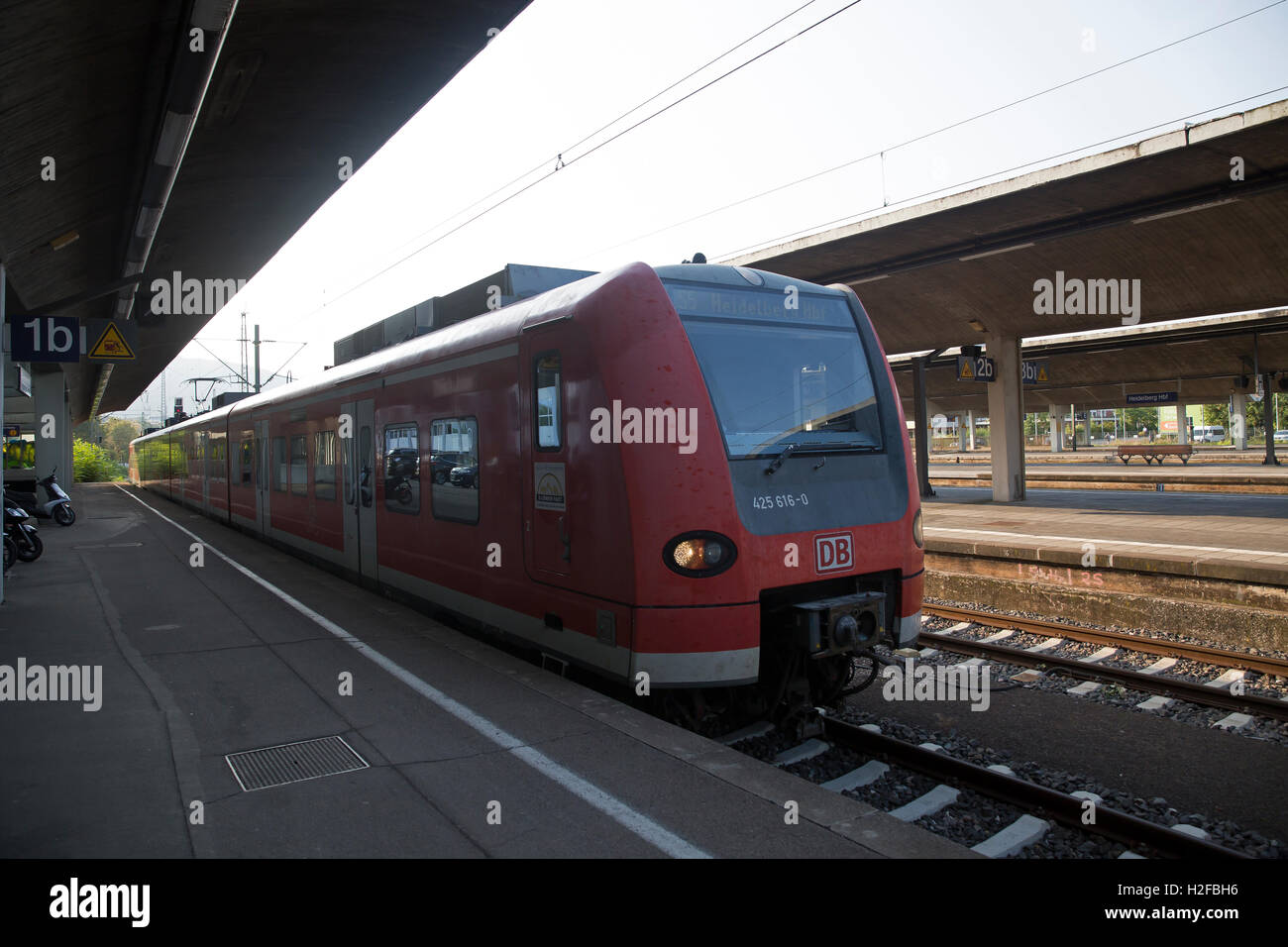 Train at a platform at the railway station in Heidelberg, Germany Stock ...