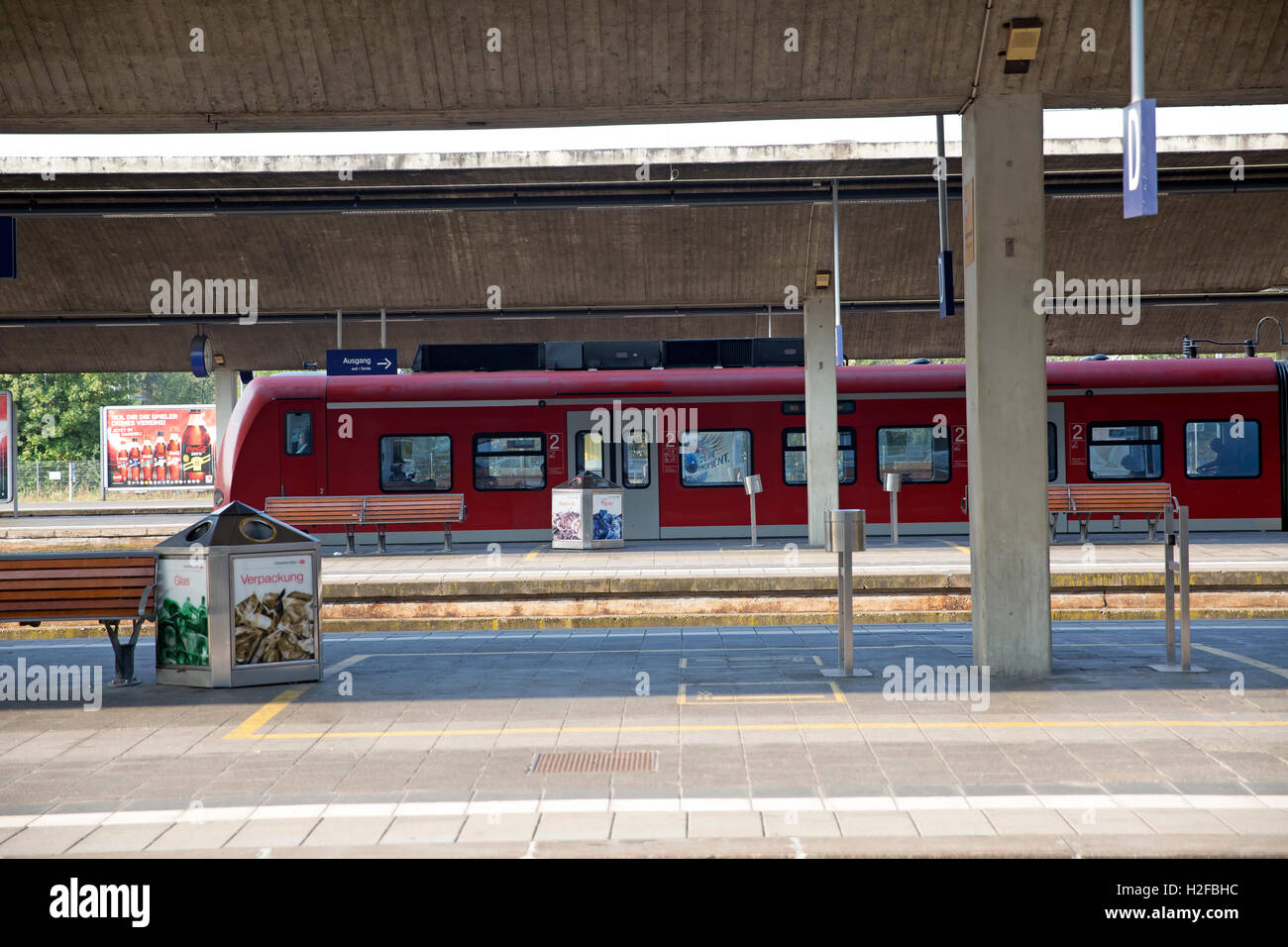 Train at a platform at the railway station in Heidelberg, Germany Stock ...