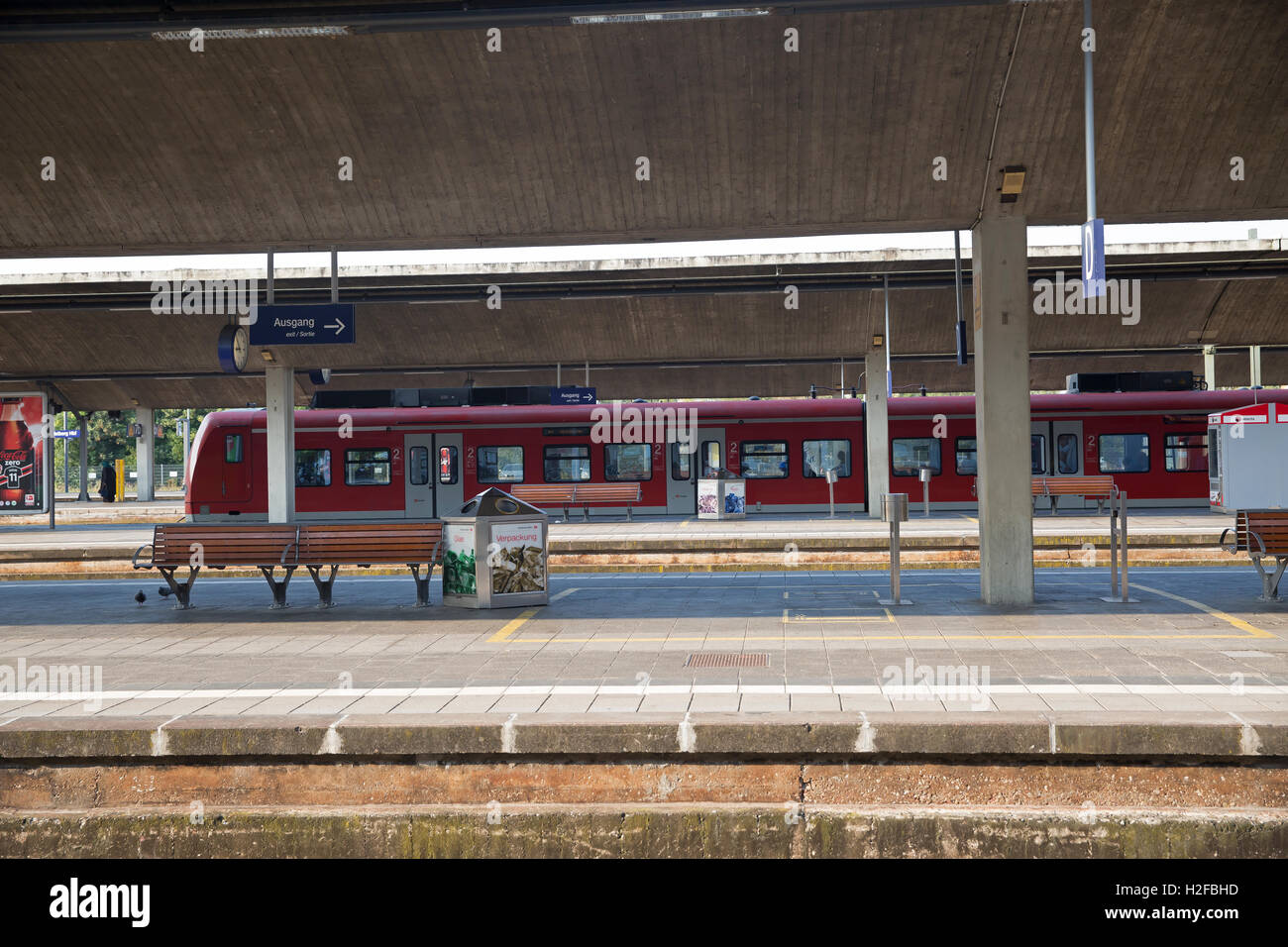 Train at a platform at the railway station in Heidelberg, Germany Stock ...