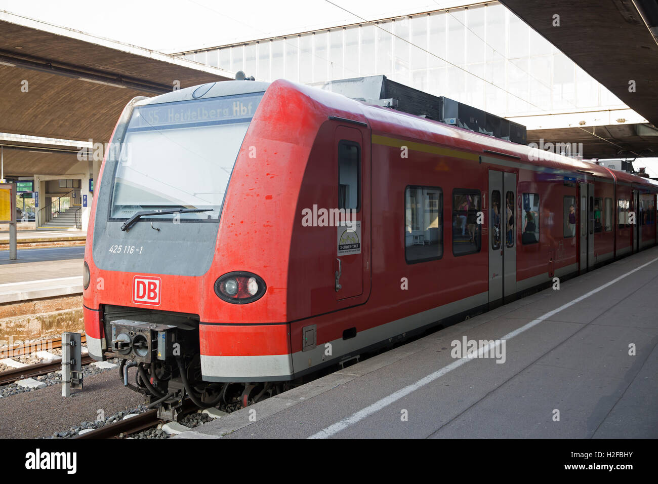 Train at a platform at the railway station in Heidelberg, Germany Stock ...