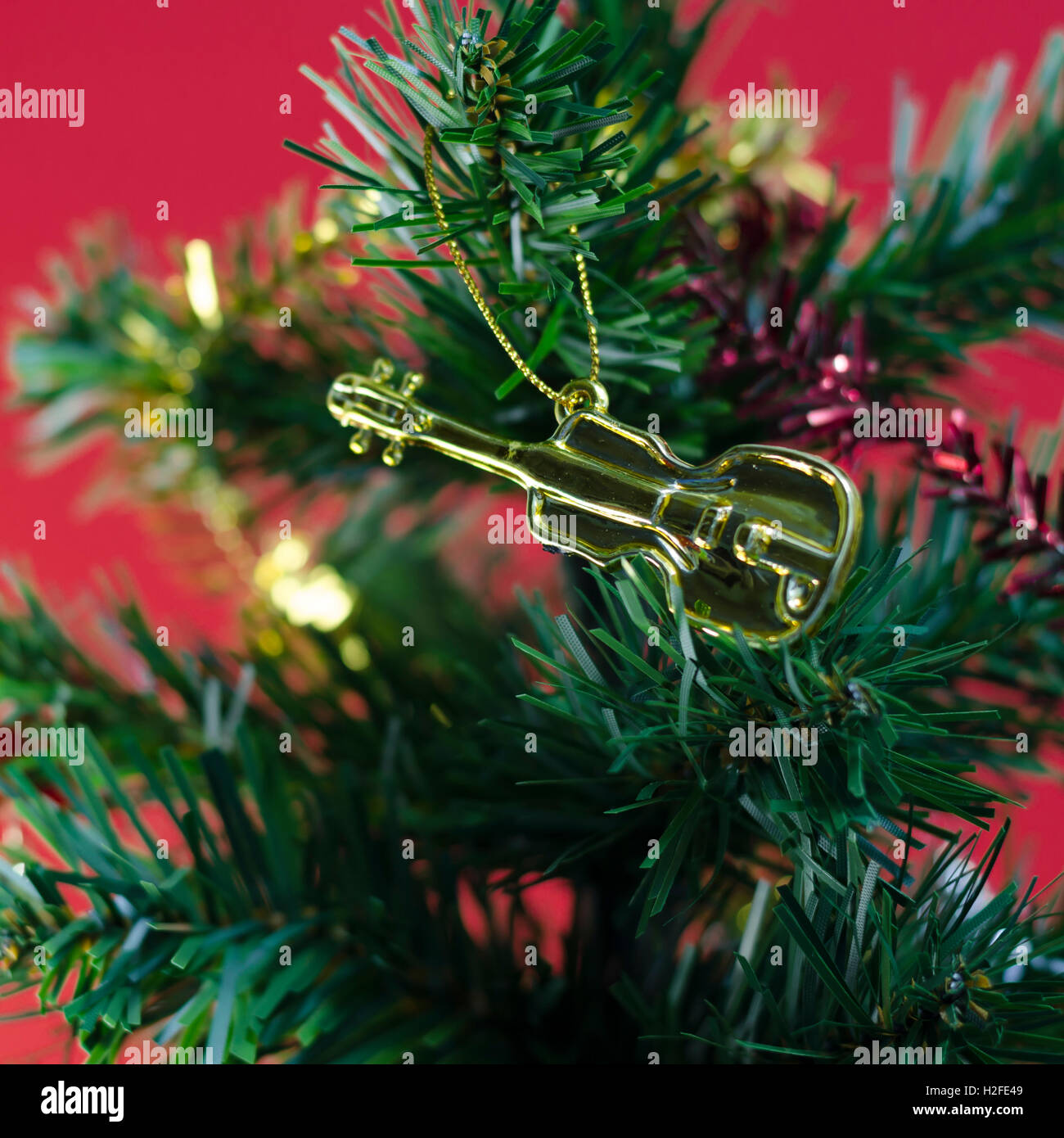 violin on christmas tree Stock Photo - Alamy