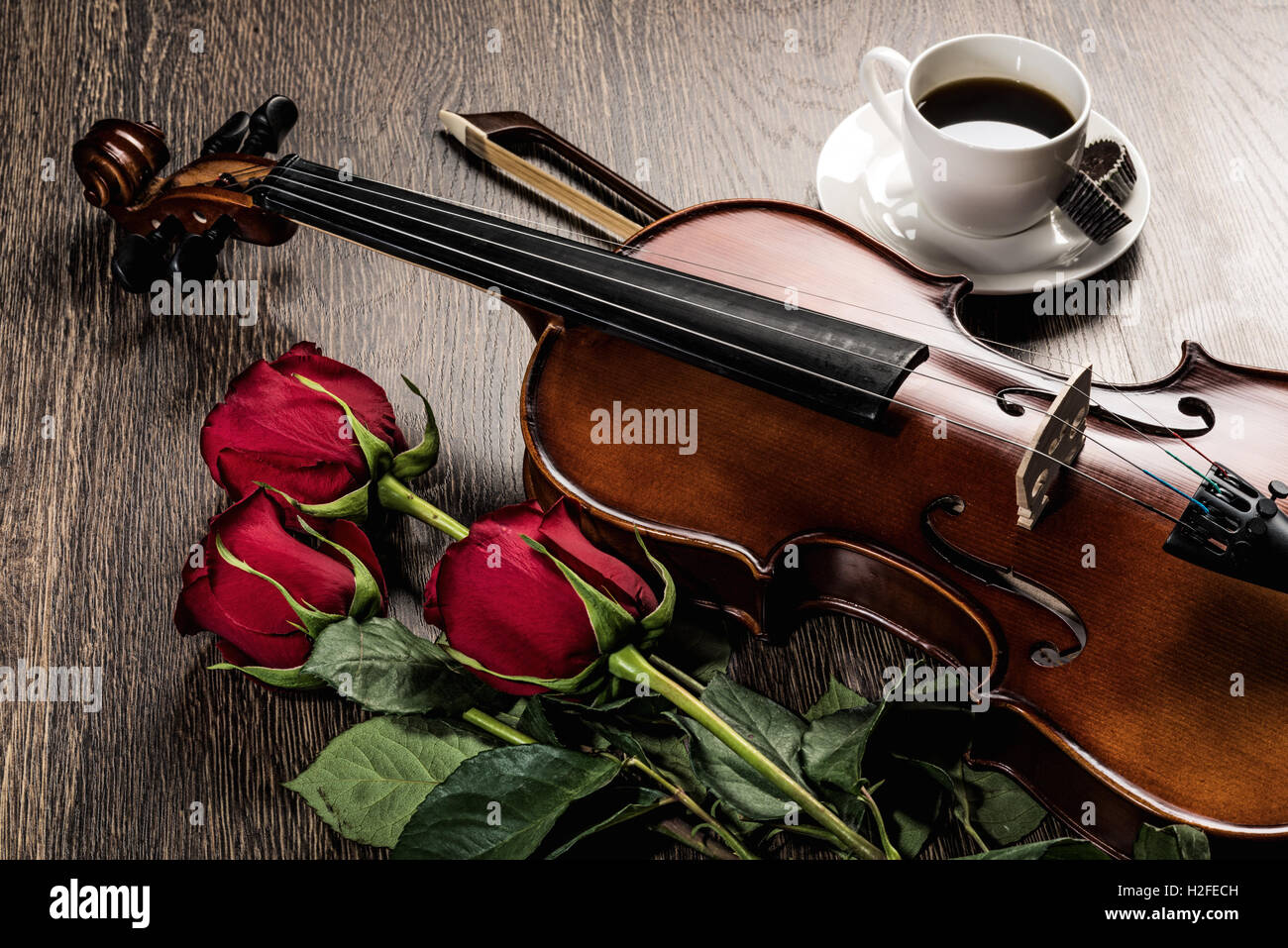 Old violin musical notes rose hi-res stock photography and images - Alamy