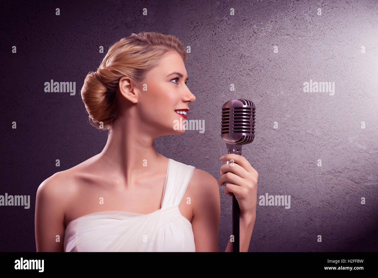 attractive female singer with microphone Stock Photo - Alamy