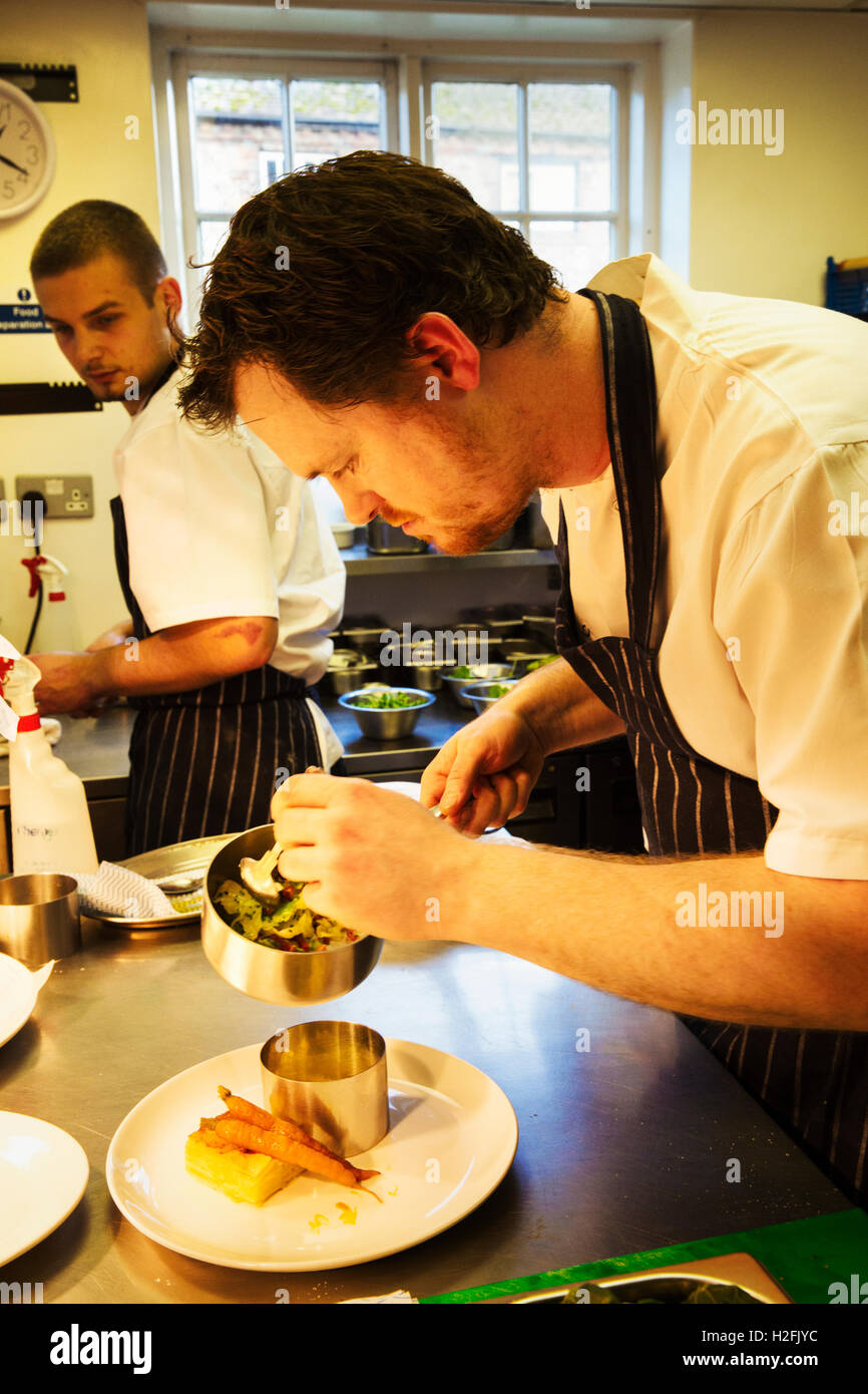 Plating up hi-res stock photography and images - Alamy