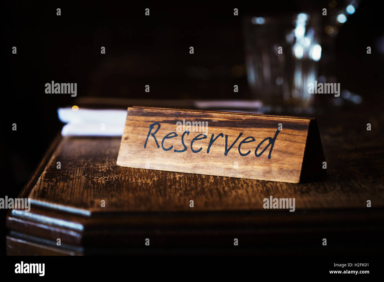 Reserved sign table hi-res stock photography and images - Alamy