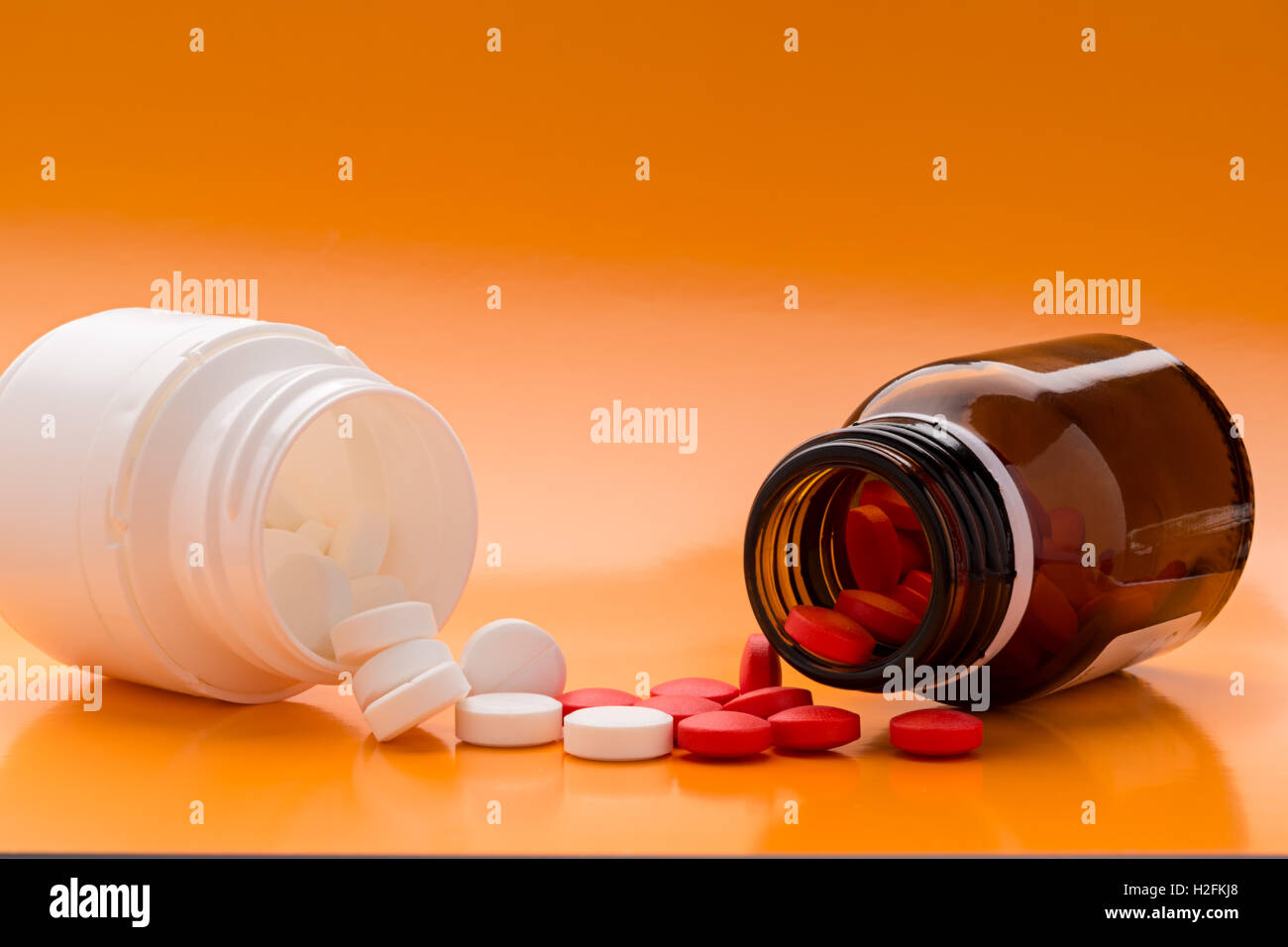 Various tablets pills glass hi-res stock photography and images - Alamy