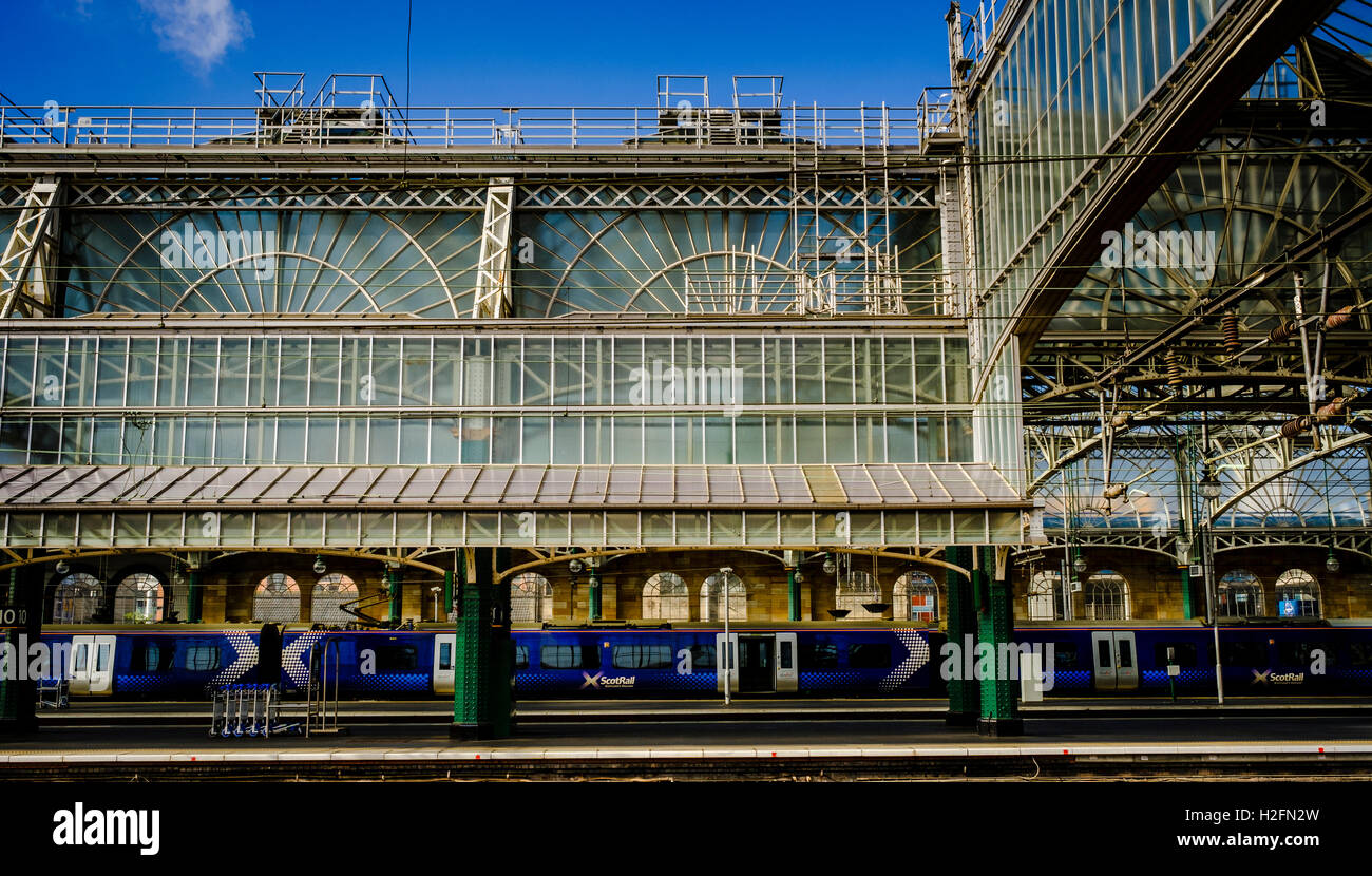 Glasgow central station hi-res stock photography and images - Alamy