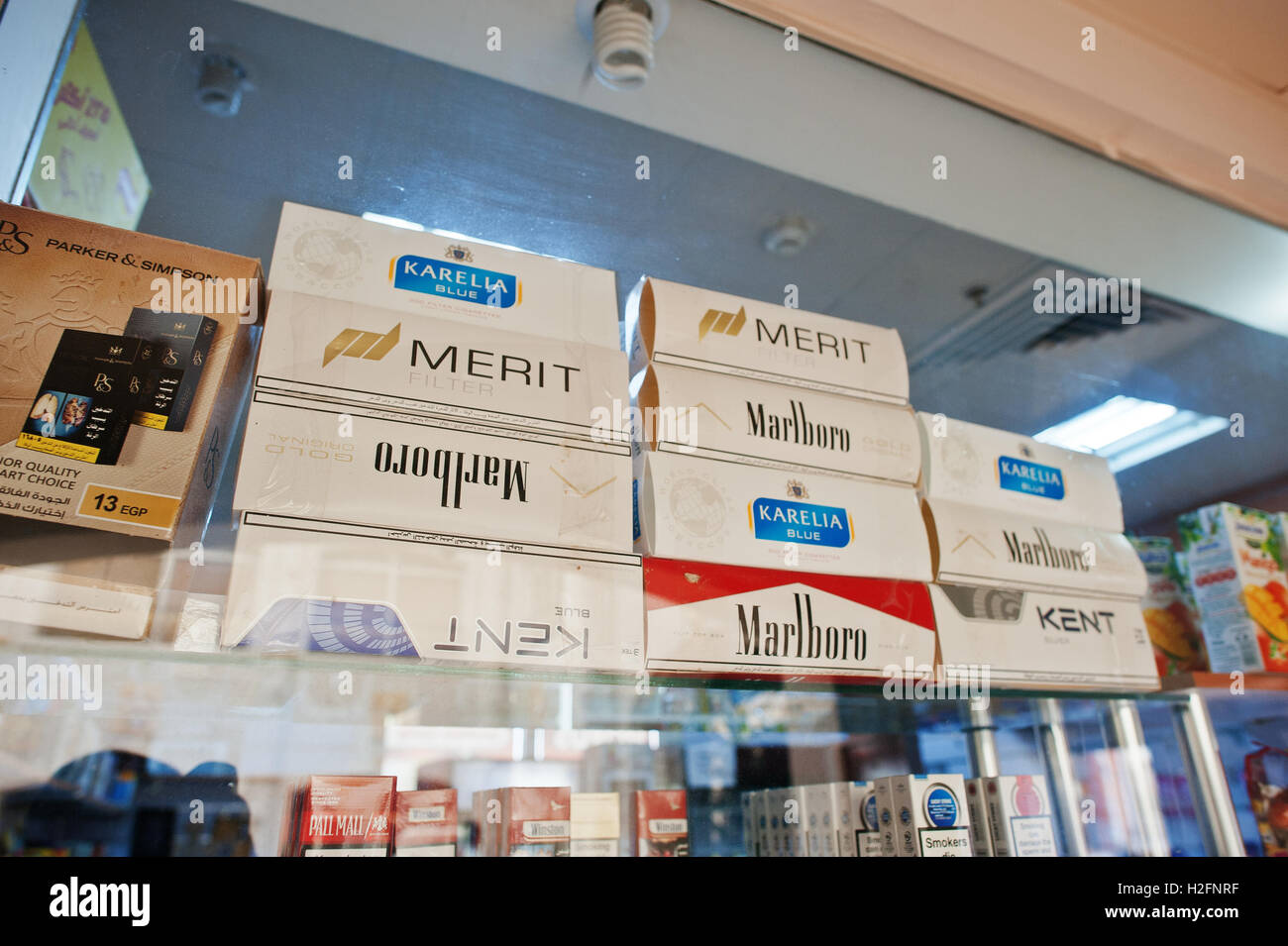 Cigarettes packet shop hi-res stock photography and images - Alamy