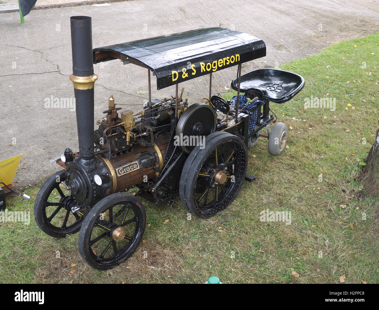 Miniature traction engine on display at Grimsby and Cleethorpes Model ...
