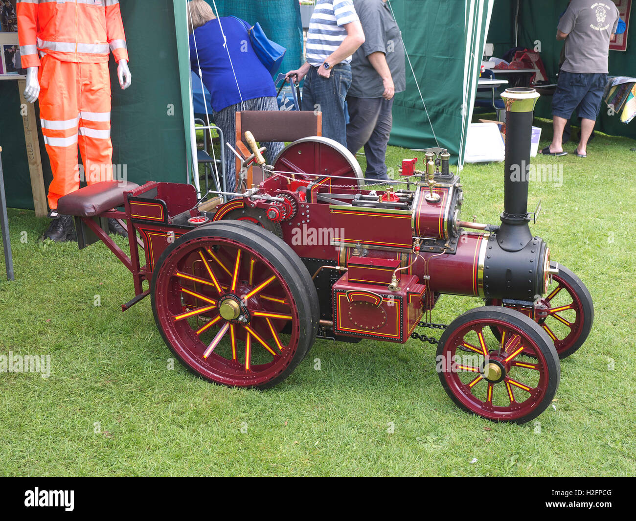 Miniature traction engine on display at the open weekend at Waltham ...