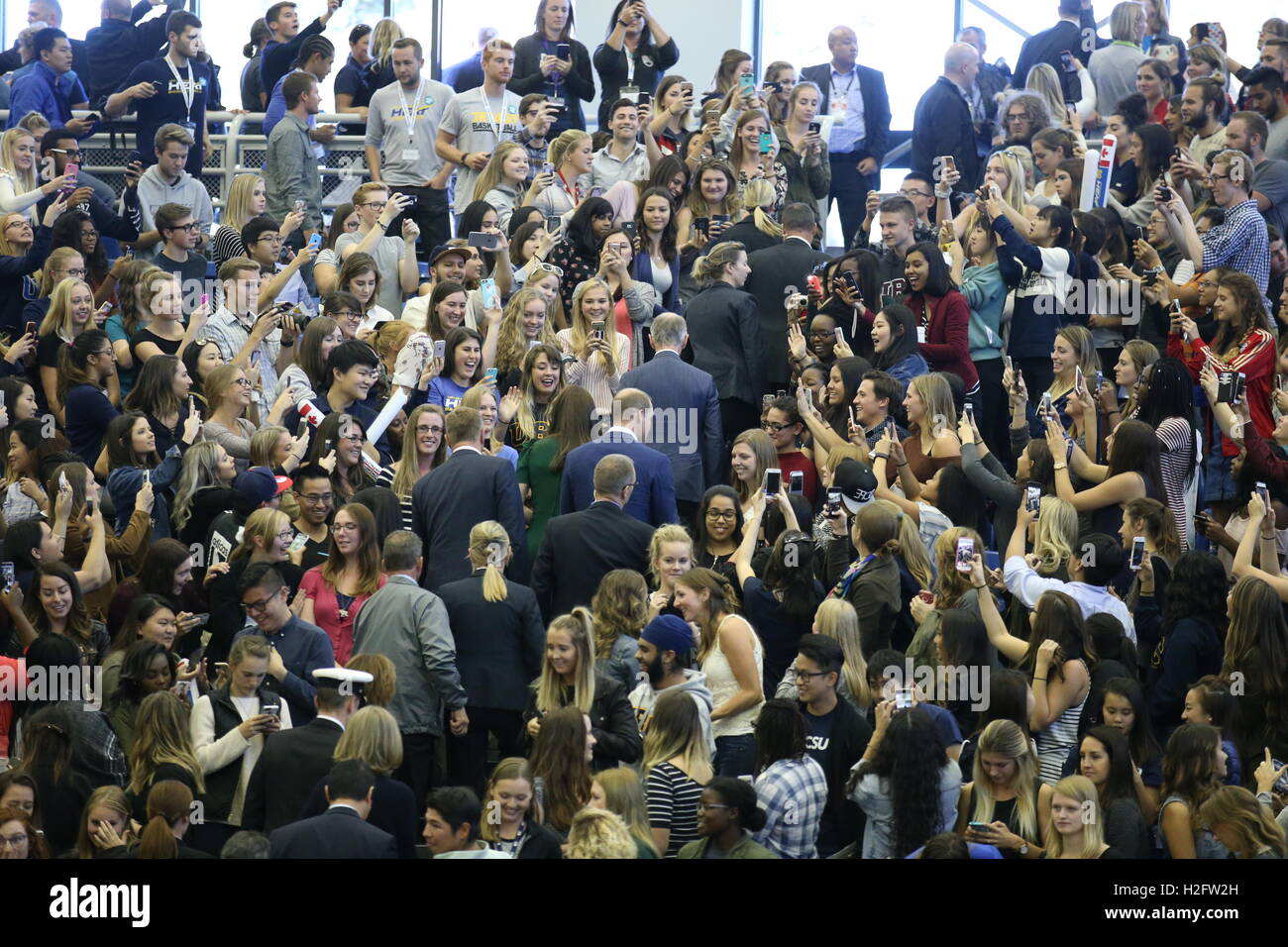 Campus crowd hi-res stock photography and images - Alamy