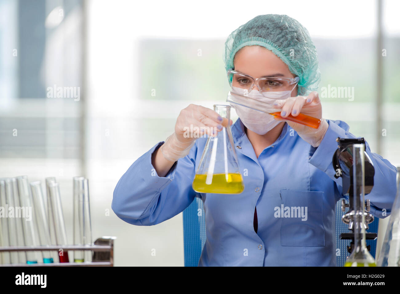 Woman chemist working in the lab Stock Photo - Alamy