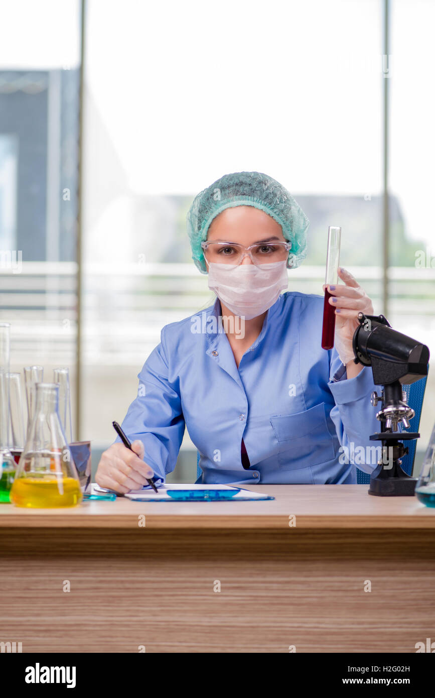 Woman chemist working in the lab Stock Photo - Alamy