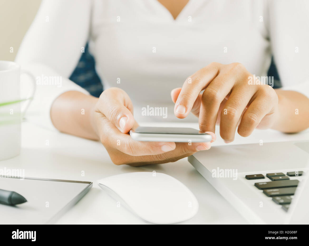 Woman hand holding iphone table hi-res stock photography and images - Alamy