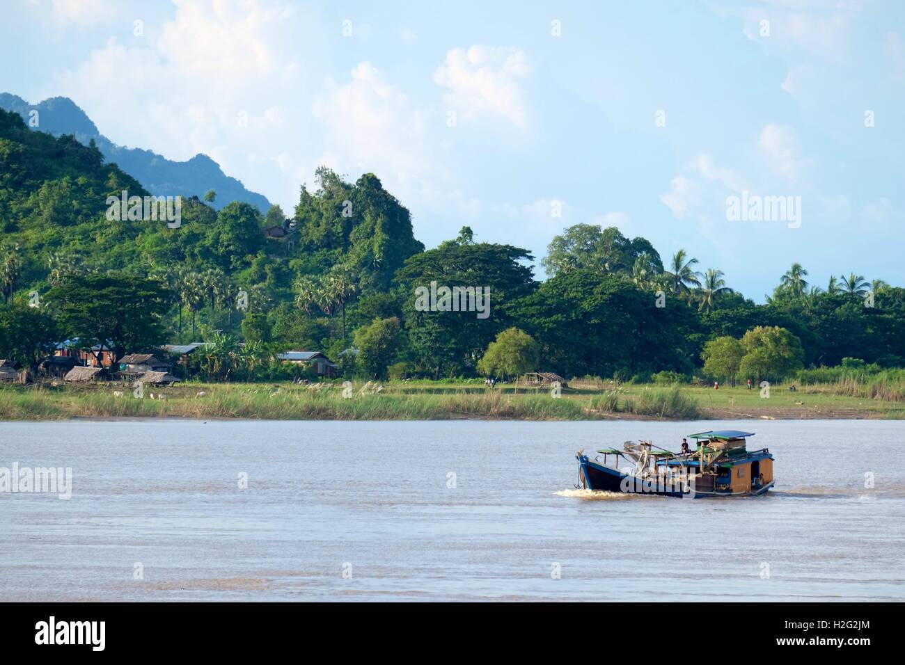 Traditional burmese boat hi-res stock photography and images - Alamy