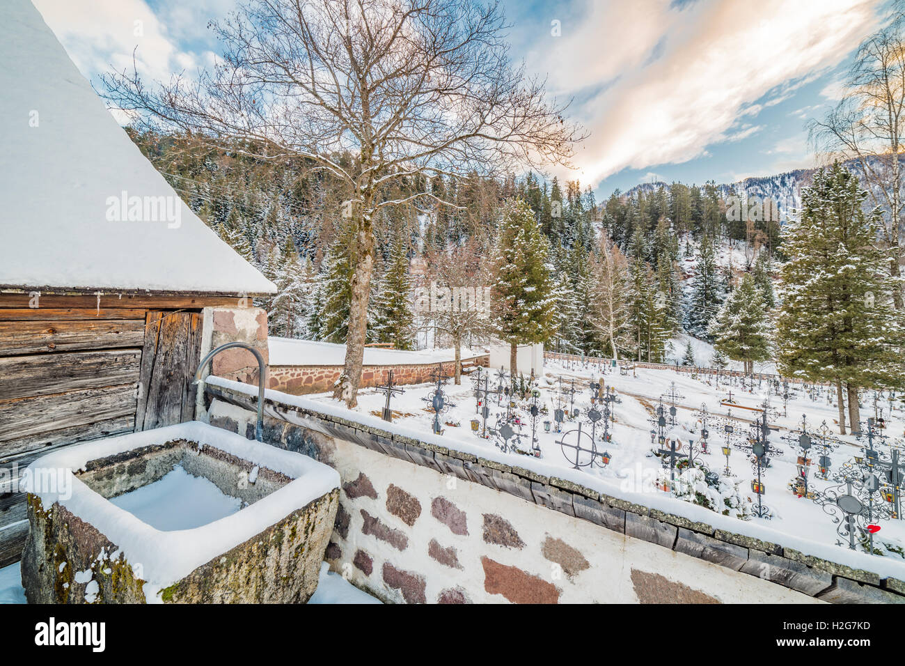 Frozen cemetery hi-res stock photography and images - Alamy