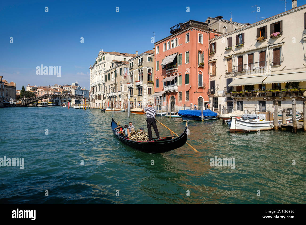 Canal boat approaching bridge hi-res stock photography and images - Alamy