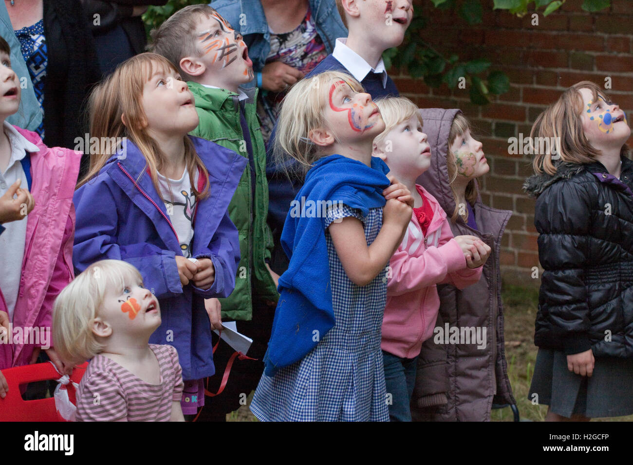 Group of small children looking up into the sky Stock Photo - Alamy