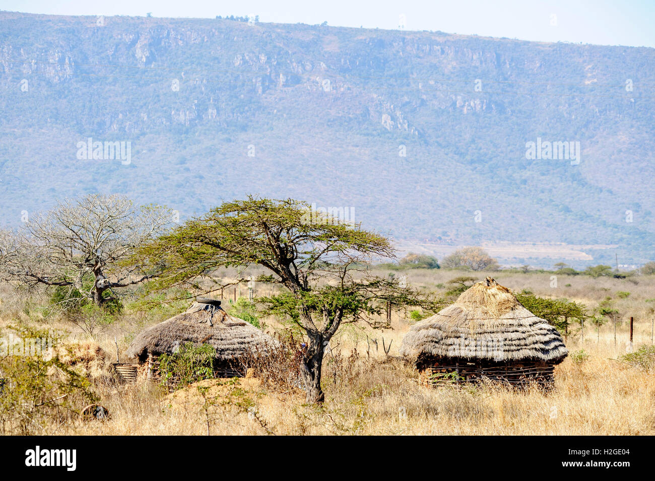 African huts hi-res stock photography and images - Alamy