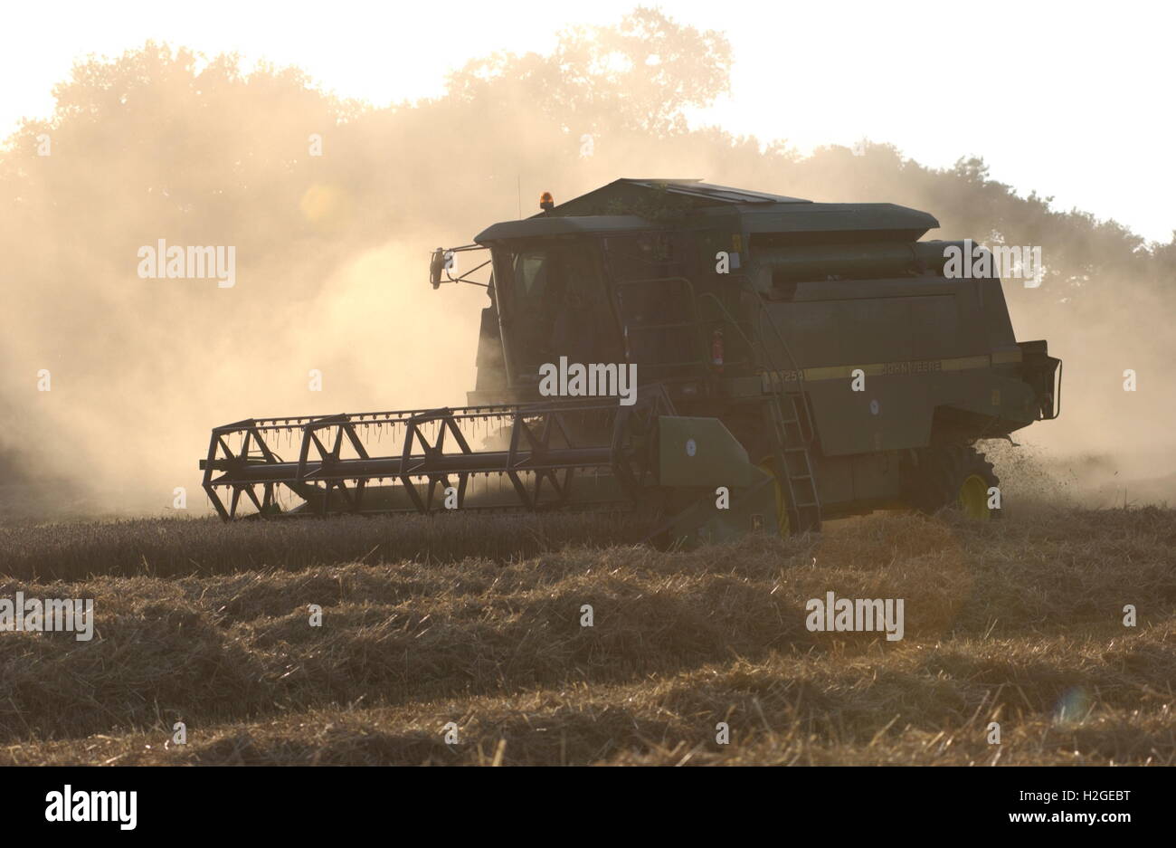 AJAXNETPHOTO. SOUTHAMPTON,ENGLAND. - FARMING - COMBINE HARVESTER ...