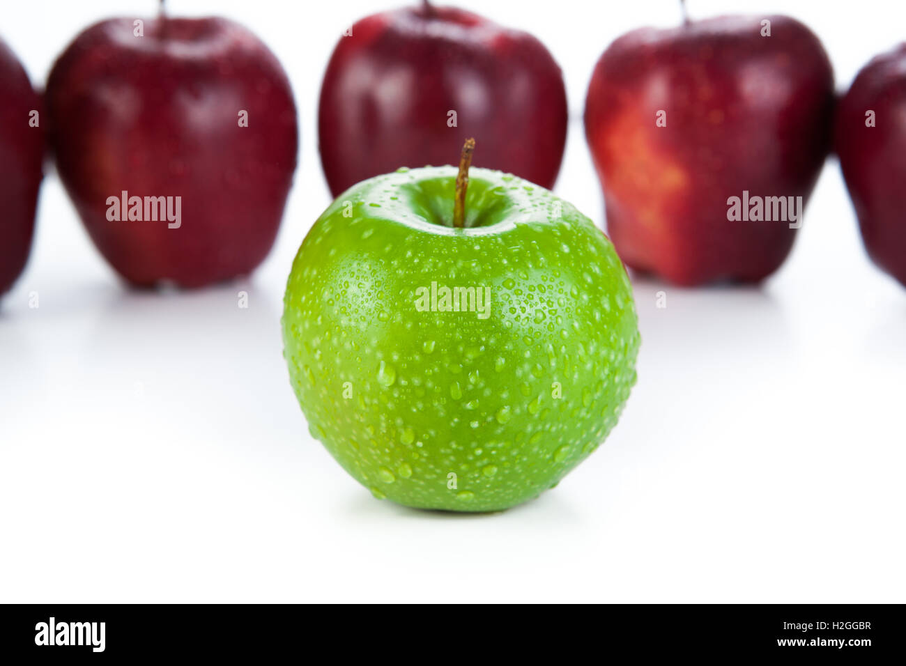 maroon apples lined up in a row and green apple closeup Stock Photo - Alamy