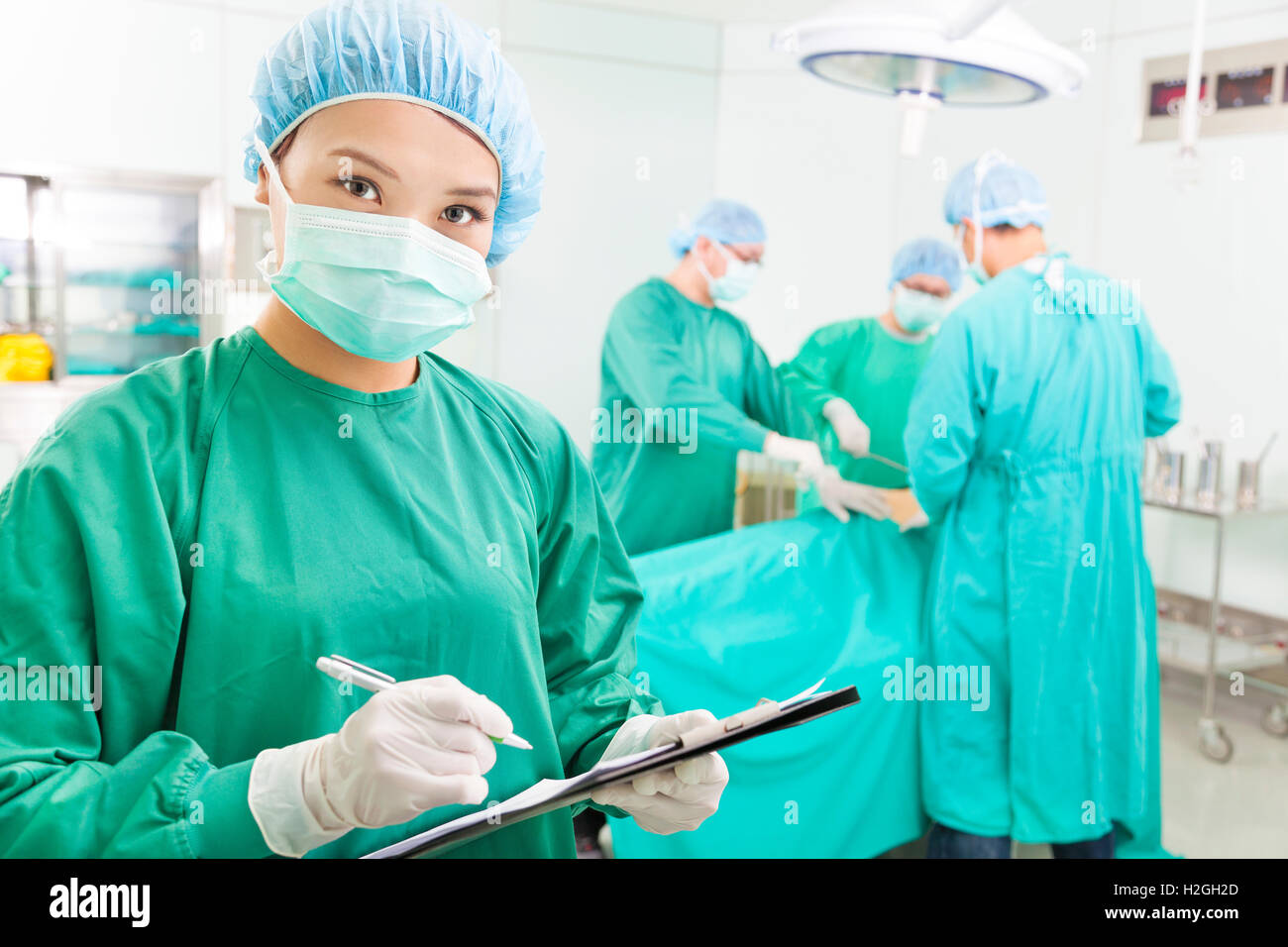 woman Surgeons writing medical record in operation room Stock Photo - Alamy