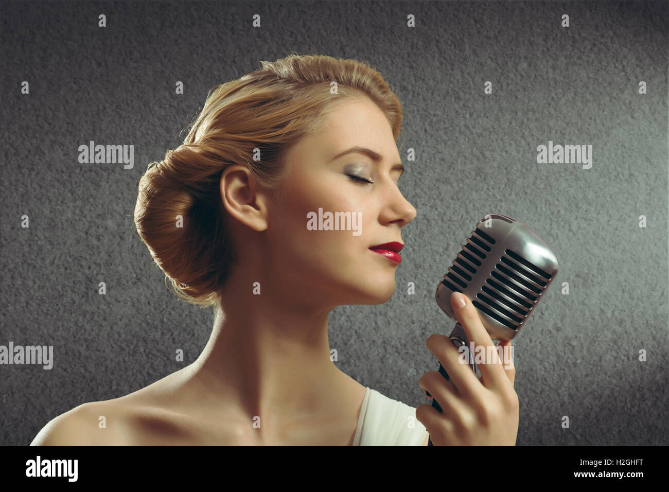 attractive female singer with microphone Stock Photo - Alamy