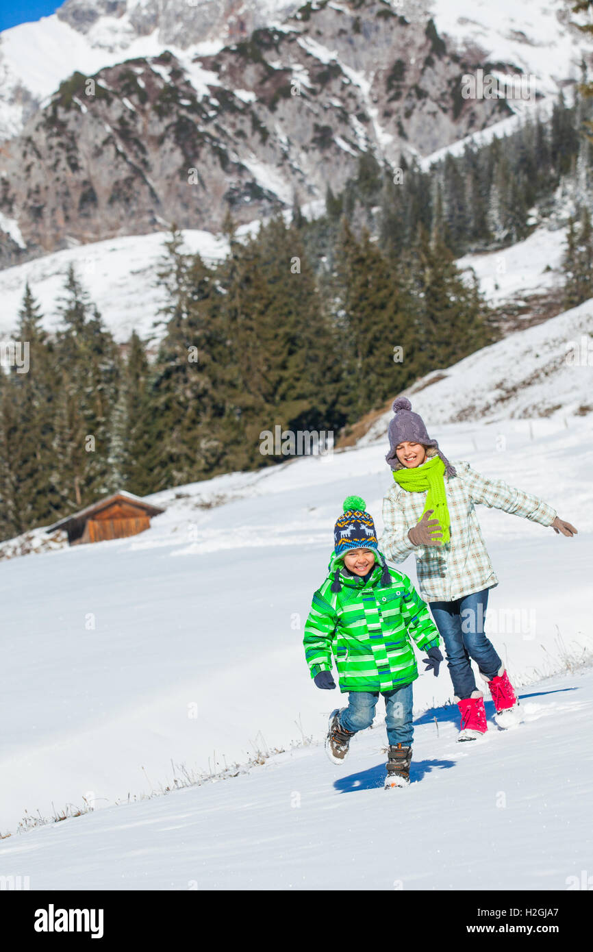 Kids playing winter Stock Photo - Alamy